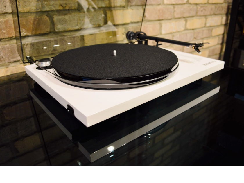 Pro-Ject Essential lll Digital Turntable - White w/ Ortofon OM 5e ...