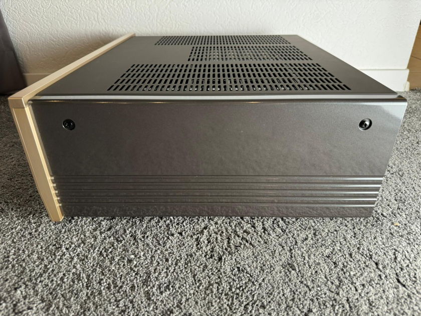 Accuphase E-380 integrated amplifier Novem... For Sale | Audiogon