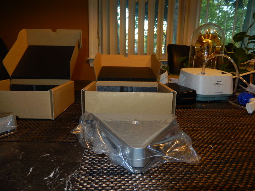 WELL FLOAT DELTA EXTREME ISOLATION BASE /W SPIKE HOLE | Tweaks | Audiogon