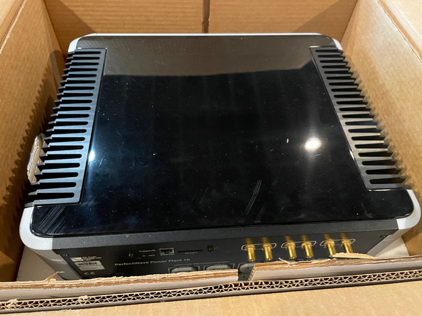 PS Audio PerfectWave Power Plant 10, HC AC Regenerator | AC ...